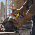 Het beroemde WD-40 Multi-Use Product met Smart Straw spuitsysteem