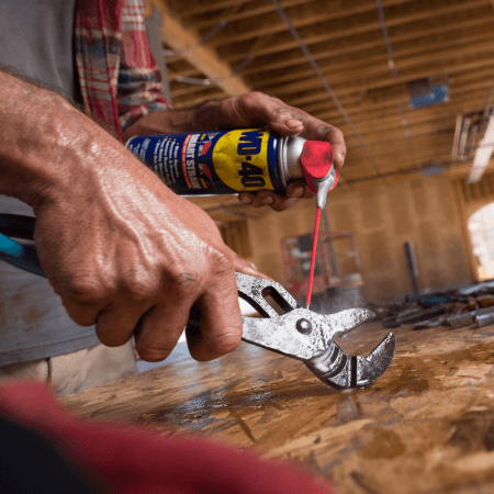 Het beroemde WD-40 Multi-Use Product met Smart Straw spuitsysteem